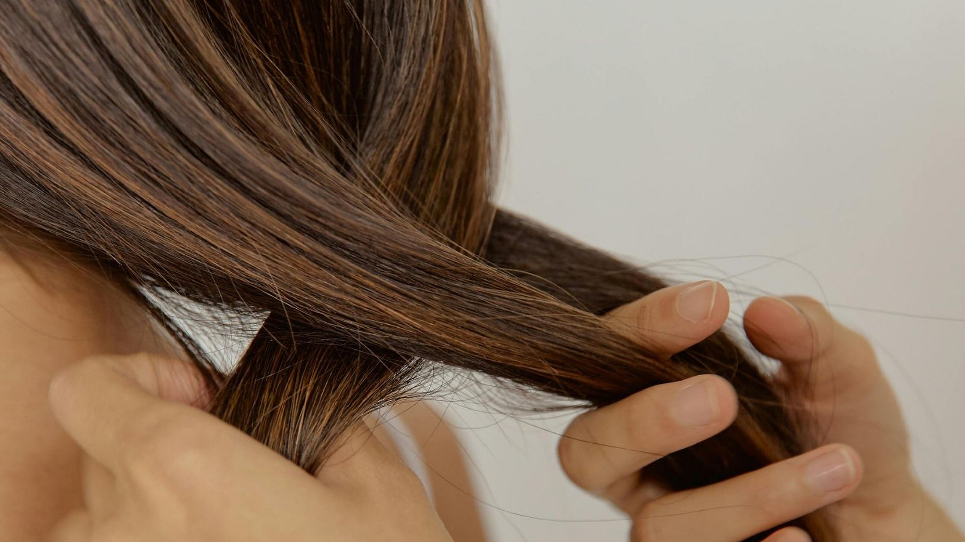 Glanzend haar zonder pluis? Deze behandeling wil je proberen