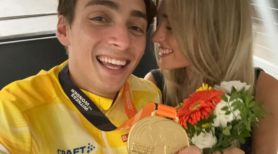 Mondo Duplantis breekt record en rent als eerste naar zijn vriendin