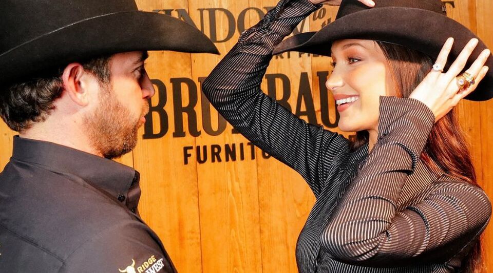 Cowboy op het witte paard: Bella Hadid deelt foto's met haar lover