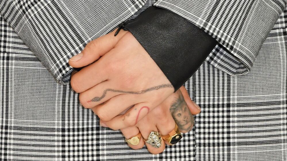 21x de mooiste vinger tattoos die je vandaag nog wil laten zetten